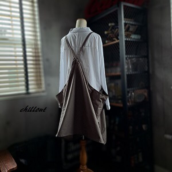 【背中がかわいい】エプロンドレス：チャコール×英字【0630】 | iichi 日々の暮らしを心地よくするハンドメイドやアンティークのマーケットプレイス