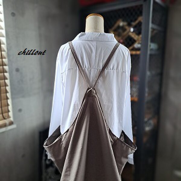 【背中がかわいい】エプロンドレス：チャコール×英字【0630】 | iichi 日々の暮らしを心地よくするハンドメイドやアンティークのマーケットプレイス