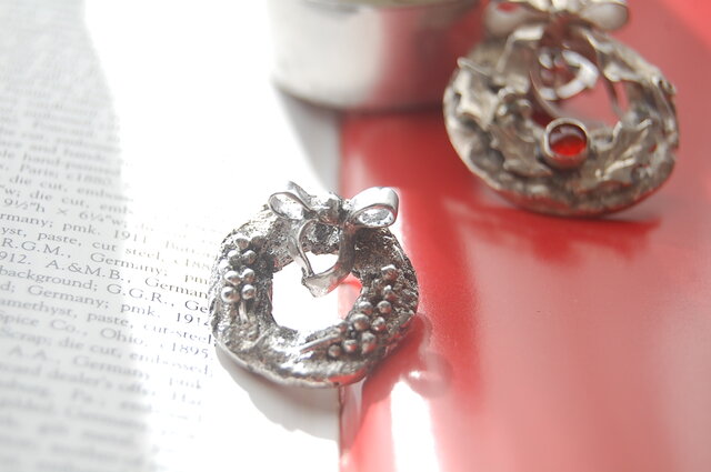 X'masリースのピンバッチ[SILVER950] | iichi 日々の暮らしを心地よくするハンドメイドやアンティークのマーケットプレイス