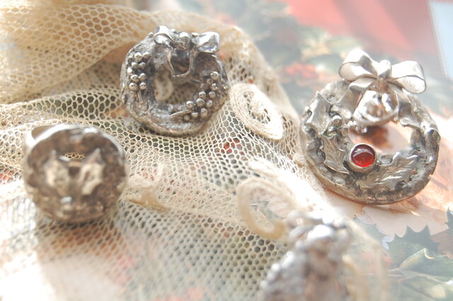 X'masリースのピンバッチ[SILVER950] | iichi 日々の暮らしを心地よくするハンドメイドやアンティークのマーケットプレイス