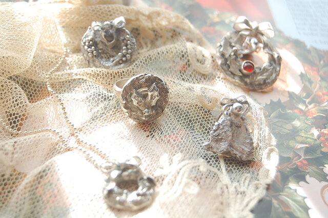 X'masリースのピンバッチ[SILVER950] | iichi 日々の暮らしを心地よくするハンドメイドやアンティークのマーケットプレイス