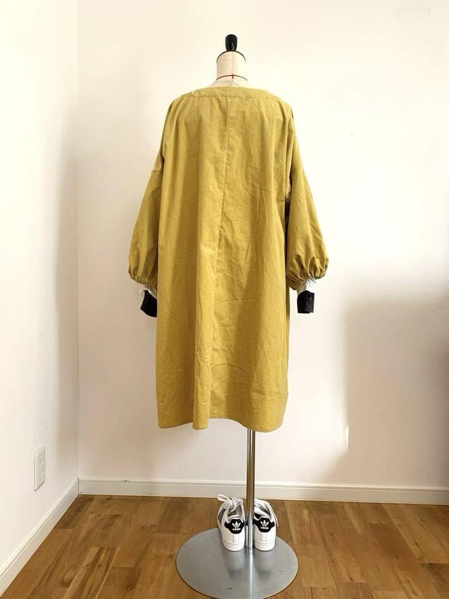 パフスリーブ・細畝コーデュロイ・ワンピース・くすみ黄色・着丈96cm・綿100％ | iichi 日々の暮らしを心地よくするハンドメイドやアンティークのマーケットプレイス