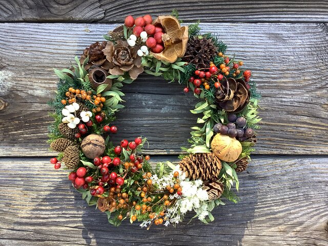 atelierBLUGRA八ヶ岳〜木の実の Wreath24cm | iichi 日々の暮らしを心地よくするハンドメイドやアンティークのマーケットプレイス