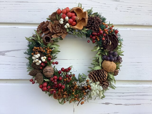 atelierBLUGRA八ヶ岳〜木の実の Wreath24cm | iichi 日々の暮らしを心地よくするハンドメイドやアンティークのマーケットプレイス