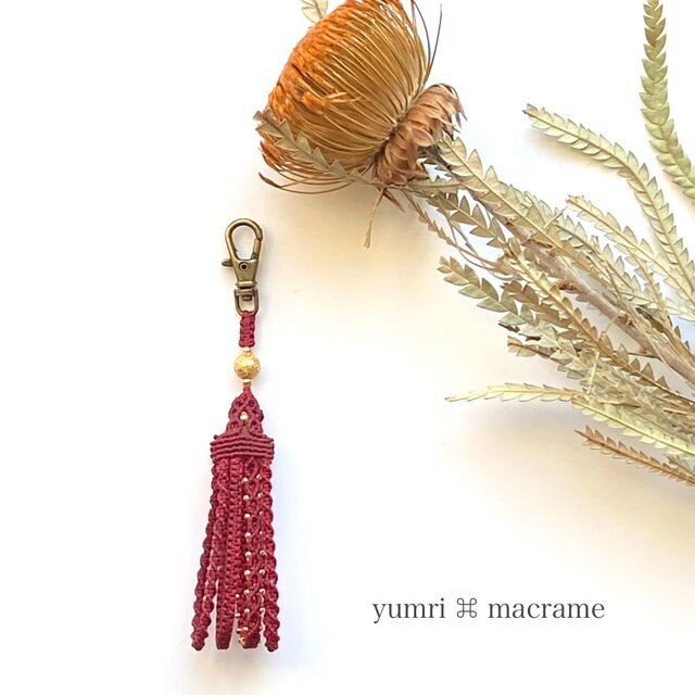 yumri ⌘ macrame マクラメレース 4連ストラップ[10cm]レッド0.5 | iichi 日々の暮らしを心地よくするハンドメイドやアンティークのマーケットプレイス