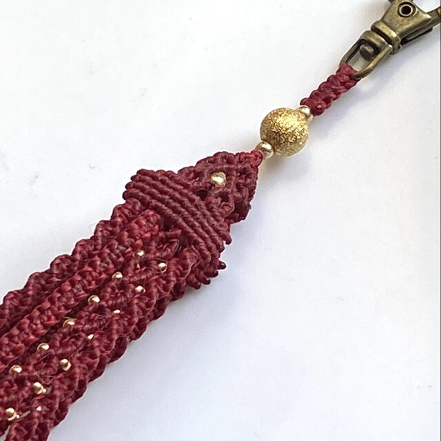 yumri ⌘ macrame マクラメレース 4連ストラップ[10cm]レッド0.5 | iichi 日々の暮らしを心地よくするハンドメイドやアンティークのマーケットプレイス