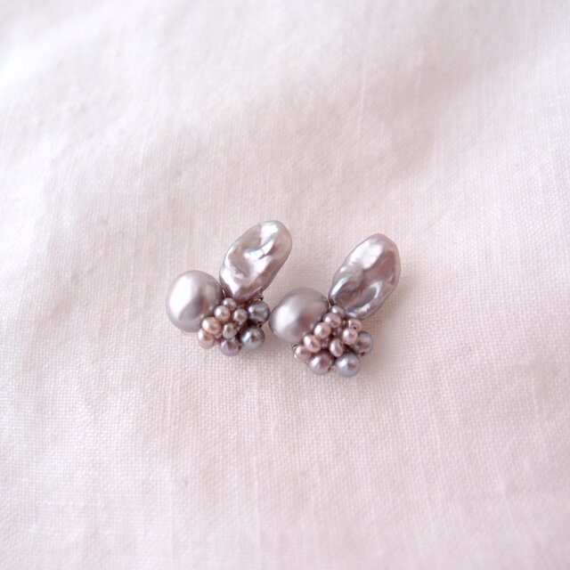 【真珠刺繍／ピアス】Petal × Seed Pearls（mix）Earrings | iichi 日々の暮らしを心地よくするハンドメイドやアンティークのマーケットプレイス