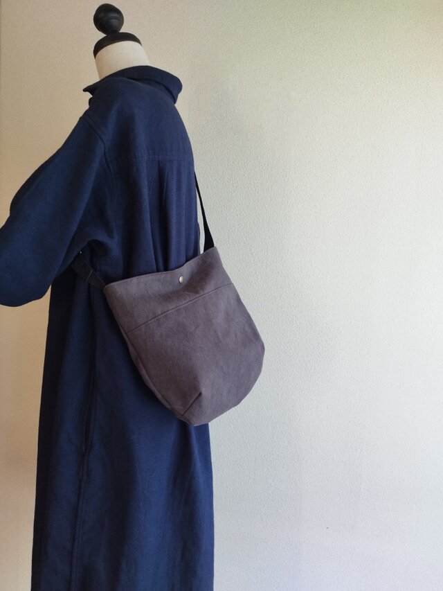 サコッシュ ななめがけ S チョコ choco | iichi 日々の暮らしを心地よくするハンドメイドやアンティークのマーケットプレイス