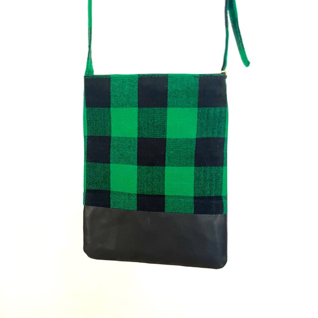 アップサイクルレザースマホショルダー（グリーン001）★アフリカンファブリック（マサイシュカ）★ | iichi 日々の暮らしを心地よくするハンドメイドやアンティークのマーケットプレイス