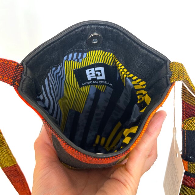 アップサイクルレザースマホショルダー（イエロー004）★アフリカンファブリック（マサイシュカ）★ | iichi 日々の暮らしを心地よくする ...