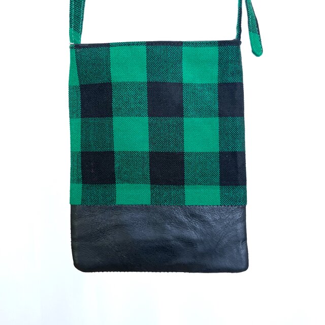 アップサイクルレザースマホショルダー（グリーン007）★アフリカンファブリック（マサイシュカ）★ | iichi 日々の暮らしを心地よくするハンドメイドやアンティークのマーケットプレイス