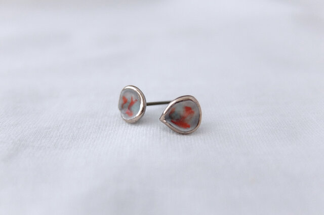 ピアス hitohira gray/scarlet | iichi 日々の暮らしを心地よくするハンドメイドやアンティークのマーケットプレイス