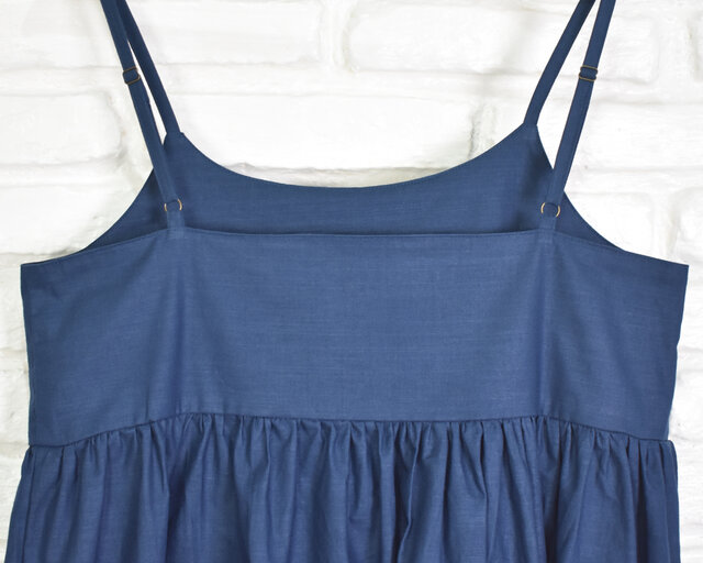 【大きいサイズ】コットン素材のキャミソールギャザーワンピース ジャンパースカート ＜ネイビー＞ | iichi 日々の暮らしを心地よくするハンドメイドやアンティークのマーケットプレイス