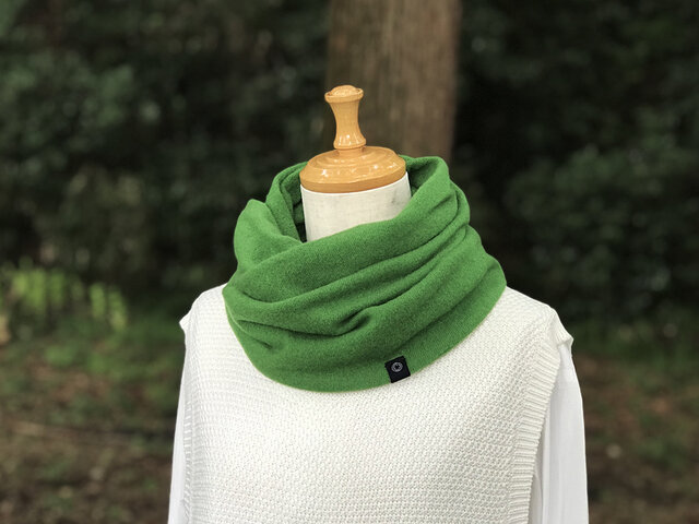 温度を纏う。純カシミヤねじりスヌード [Basici Design]グリーン | iichi 日々の暮らしを心地よくするハンドメイドやアンティークのマーケットプレイス