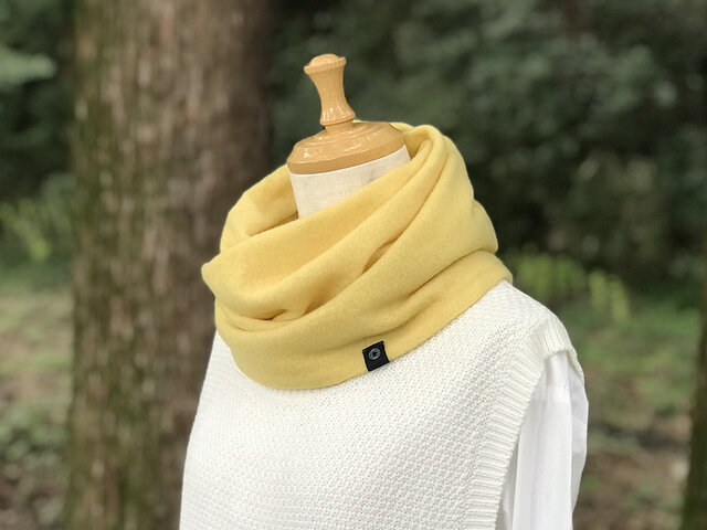 温度を纏う。純カシミヤねじりスヌード [Basici Design]イエロー | iichi 日々の暮らしを心地よくするハンドメイドやアンティークのマーケットプレイス