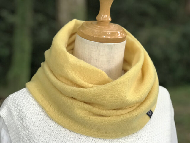 温度を纏う。純カシミヤねじりスヌード [Basici Design]イエロー | iichi 日々の暮らしを心地よくするハンドメイドやアンティークのマーケットプレイス