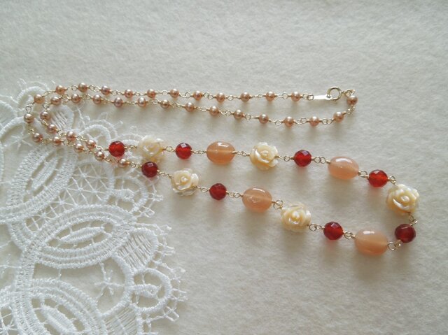 K14GF製MOPバラとカーネリアン、オレンジムーンストーンのネックレス60 | iichi 日々の暮らしを心地よくするハンドメイドやアンティークのマーケットプレイス
