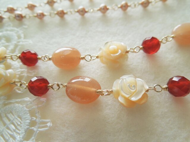 K14GF製MOPバラとカーネリアン、オレンジムーンストーンのネックレス60 | iichi 日々の暮らしを心地よくするハンドメイドやアンティークのマーケットプレイス