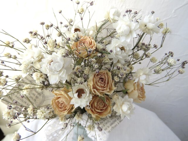 white mini mini bouquet | iichi 日々の暮らしを心地よくするハンドメイドやアンティークのマーケットプレイス