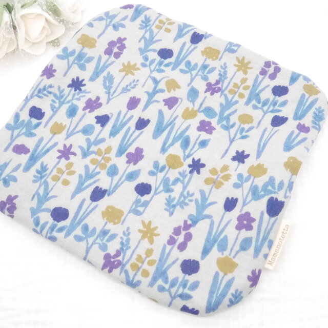 8重ガーゼハンカチ『フラワーガーデン』ブルー/20×20cm | iichi 日々の暮らしを心地よくするハンドメイドやアンティークのマーケットプレイス