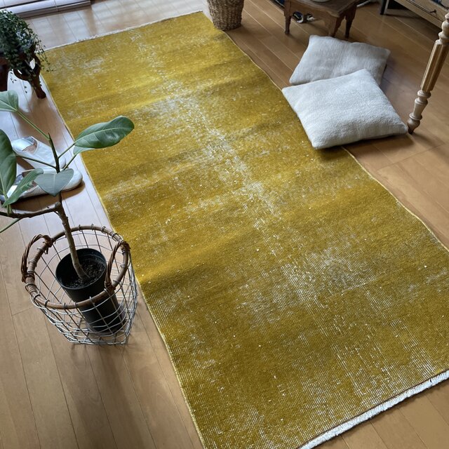 85×198 ワンカラーラグ 黄金イエロー トルコヴィンテージラグ | iichi 日々の暮らしを心地よくするハンドメイドやアンティークのマーケットプレイス