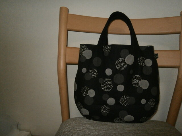 綿麻＊ブラック地・ドット柄＊オックス生地＊手提げ | iichi 日々の暮らしを心地よくするハンドメイドやアンティークのマーケットプレイス