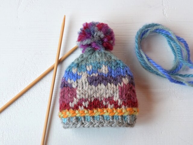 【ニットブローチ】帽子型 item33 | iichi 日々の暮らしを心地よくするハンドメイドやアンティークのマーケットプレイス