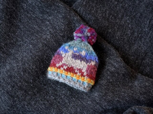 【ニットブローチ】帽子型 item33 | iichi 日々の暮らしを心地よくするハンドメイドやアンティークのマーケットプレイス