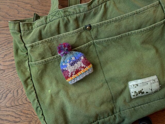 【ニットブローチ】帽子型 item33 | iichi 日々の暮らしを心地よくするハンドメイドやアンティークのマーケットプレイス