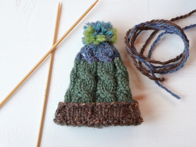 【ニットブローチ】帽子型 item34 | iichi 日々の暮らしを心地よくするハンドメイドやアンティークのマーケットプレイス