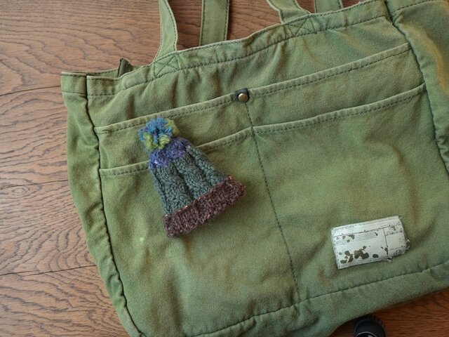 【ニットブローチ】帽子型 item34 | iichi 日々の暮らしを心地よくするハンドメイドやアンティークのマーケットプレイス