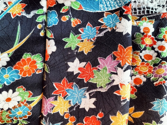 ドール背丈43～45cm用 リバーシブル仕立て振袖セット（紺・サーモンピンク） | iichi 日々の暮らしを心地よくするハンドメイドやアンティークのマーケットプレイス