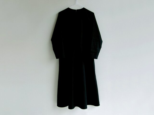 国産ツイル生地のシンプルなワンピース（黒）【受注製作】 | iichi 日々の暮らしを心地よくするハンドメイドやアンティークのマーケットプレイス