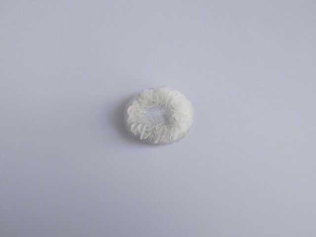 #358 刺繍ブローチ スパンコール ホワイト | iichi 日々の暮らしを心地よくするハンドメイドやアンティークのマーケットプレイス