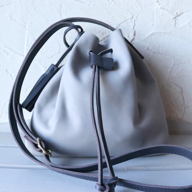 【期間限定】値下 巾着 フニャ M ショルダー 天然革 ハンドメイド11153 | iichi 日々の暮らしを心地よくするハンドメイドやアンティークのマーケットプレイス