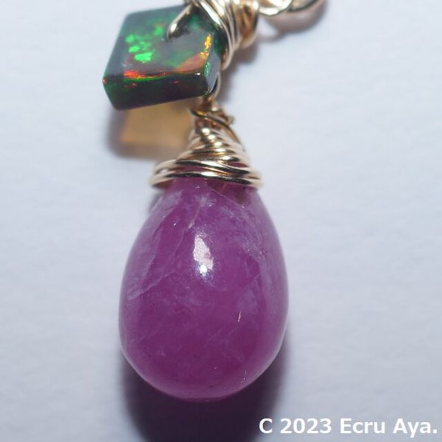 Noel ルビーとブラックオパールのピアス | iichi 日々の暮らしを心地よくするハンドメイドやアンティークのマーケットプレイス