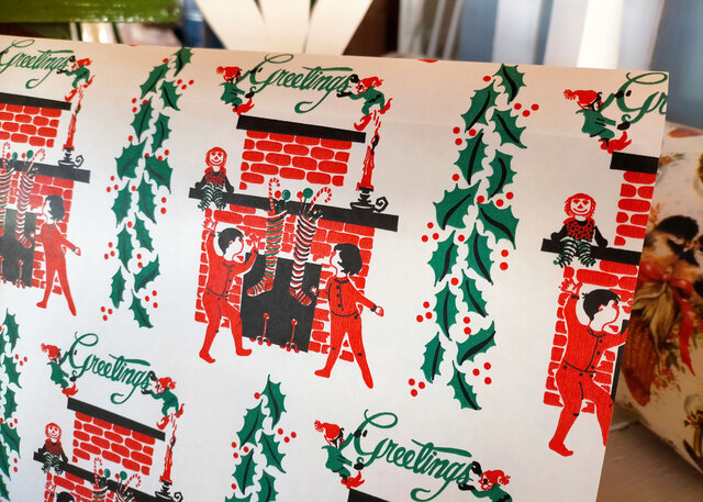 U.S.A. ヴィンテージ包装紙【暖炉と靴下と子供達】DA-WP059 | iichi 日々の暮らしを心地よくするハンドメイドやアンティークのマーケットプレイス