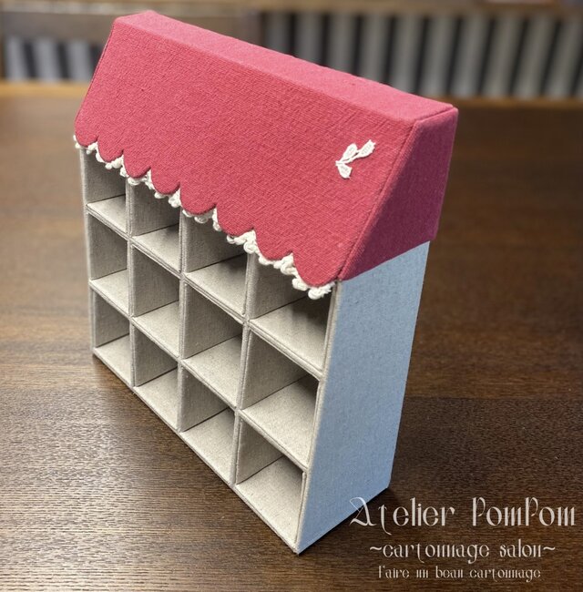 [ William Morrisシリーズ] ウィリアムモリス 赤い屋根のハウス型ミニシェルフ | iichi 日々の暮らしを心地よくするハンドメイドやアンティークのマーケットプレイス