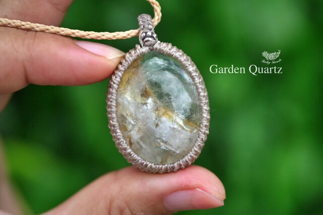 煙と気泡★ホワイト★ガーデンクォーツ マクラメネックレス1325 | iichi 日々の暮らしを心地よくするハンドメイドやアンティークのマーケットプレイス