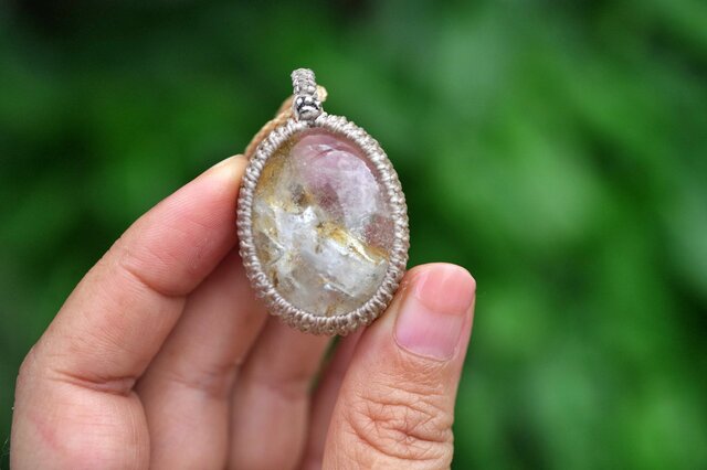 煙と気泡★ホワイト★ガーデンクォーツ マクラメネックレス1325 | iichi 日々の暮らしを心地よくするハンドメイドやアンティークのマーケットプレイス