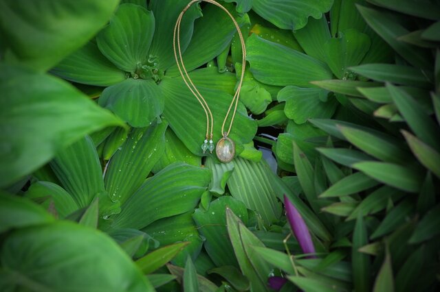 煙と気泡★ホワイト★ガーデンクォーツ マクラメネックレス1325 | iichi 日々の暮らしを心地よくするハンドメイドやアンティークのマーケットプレイス