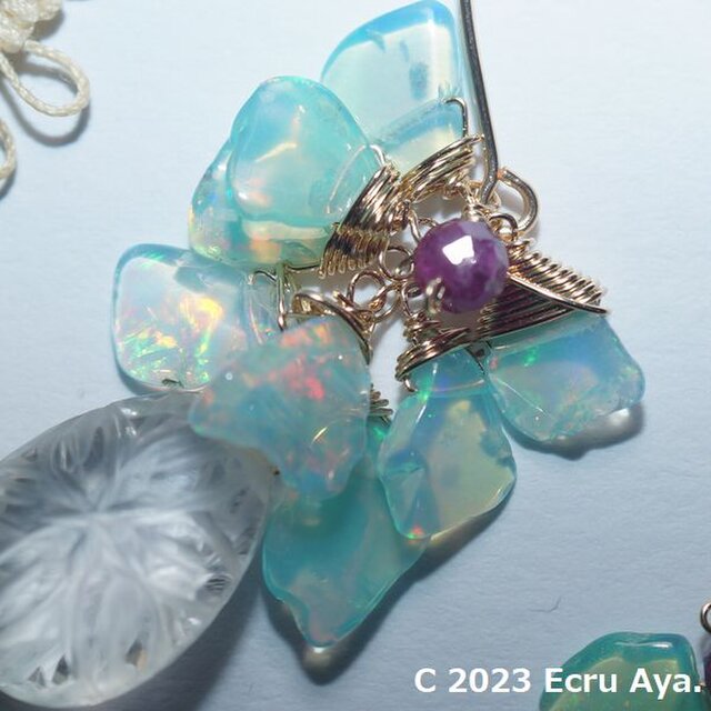 Noel ブラジル産カービングクリスタルとオパールのピアス | iichi 日々の暮らしを心地よくするハンドメイドやアンティークのマーケットプレイス