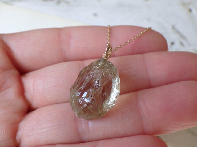 イヨ様 1点ものK10氷のようなスモーキークォーツのtop | iichi 日々の暮らしを心地よくするハンドメイドやアンティークのマーケットプレイス