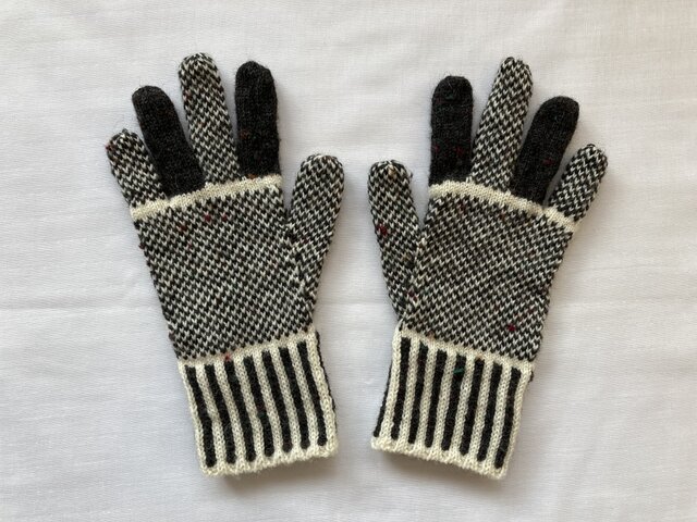花と雪模様の編み込み手袋 （チャコールグレー） | iichi 日々の暮らしを心地よくするハンドメイドやアンティークのマーケットプレイス