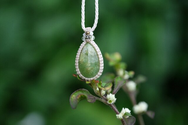 マスカット色★ファセッカット★グリーンガーネット マクラメネックレス1360 | iichi 日々の暮らしを心地よくするハンドメイドやアンティークのマーケットプレイス