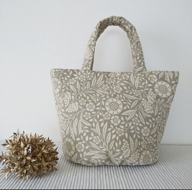 12/25まで Xmas♡SALE ️¥3400→¥2899たっぷり入る ︎コーデュロイの花柄トートbag | iichi 日々の暮らしを心地よくするハンドメイドやアンティークのマーケットプレイス