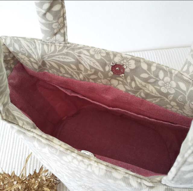 12/25まで Xmas♡SALE ️¥3400→¥2899たっぷり入る ︎コーデュロイの花柄トートbag | iichi 日々の暮らしを心地よくするハンドメイドやアンティークのマーケットプレイス