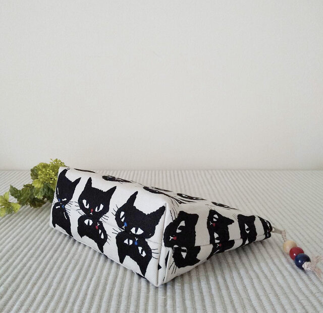 12/25まで Xmas♡SALE ️¥1890→¥1099たっぷり入る♡ねこさんポーチ | iichi 日々の暮らしを心地よくするハンドメイドやアンティークのマーケットプレイス