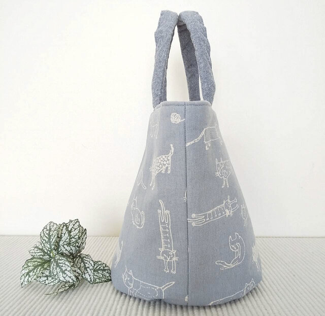 12/25まで Xmas♡SALE ️¥3500→¥2699たっぷり入る ︎ねこさん♡まる底トートbag | iichi 日々の暮らしを心地よくするハンドメイドやアンティークのマーケットプレイス