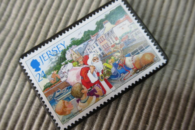 ジャージー島 クリスマス切手ブローチ 9193 | iichi 日々の暮らしを心地よくするハンドメイドやアンティークのマーケットプレイス